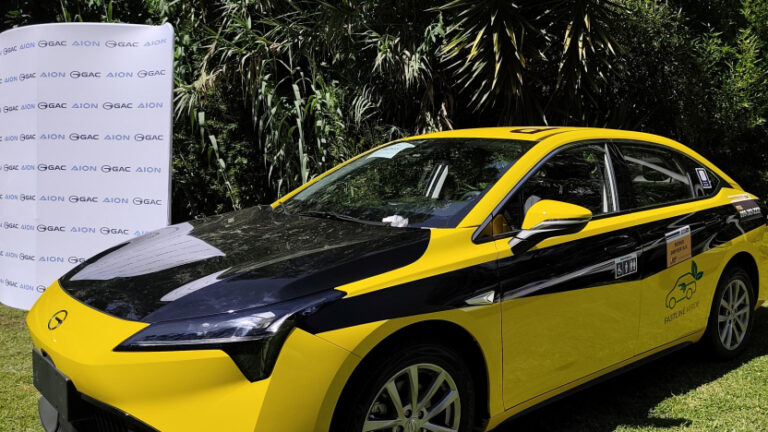 Quito incorpora flota completa de taxis eléctricos