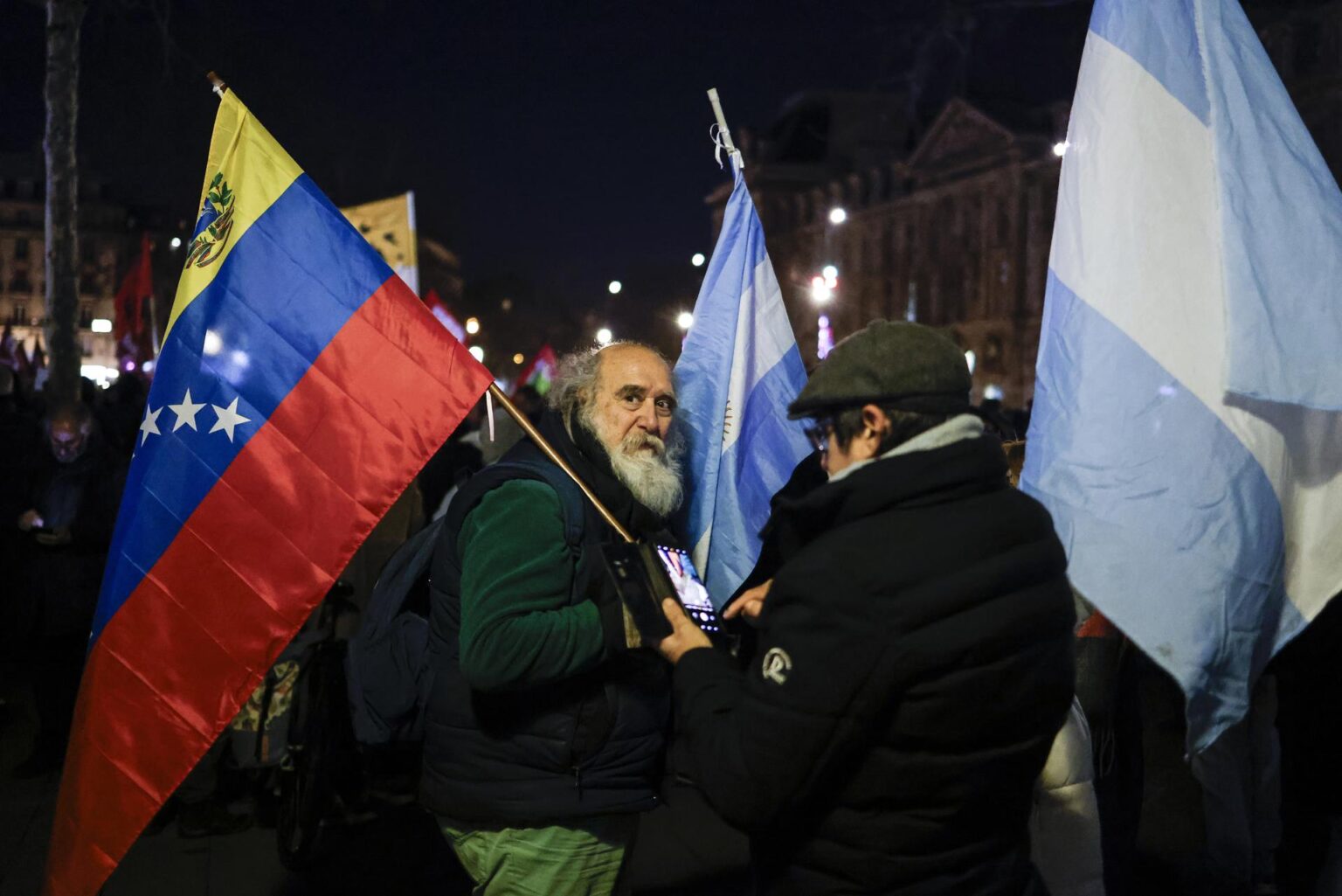 Protest against the US raid on Venezuela in Paris | La República EC